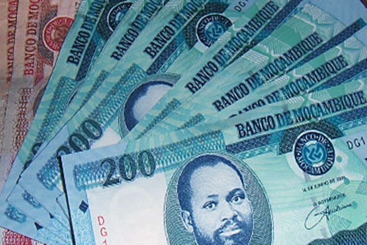 Metical continua em queda