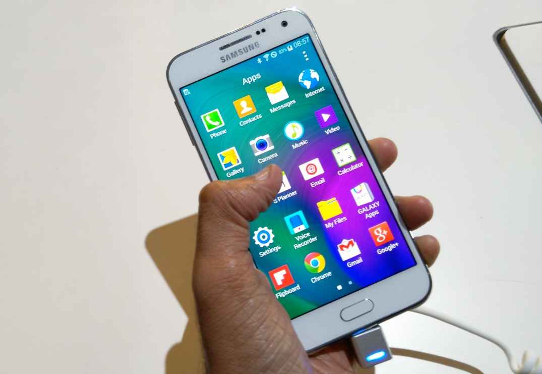 Harga Samsung Galaxy E5 Desember 2015 Hanya 2.9 Jutaan | INFO UPDATE