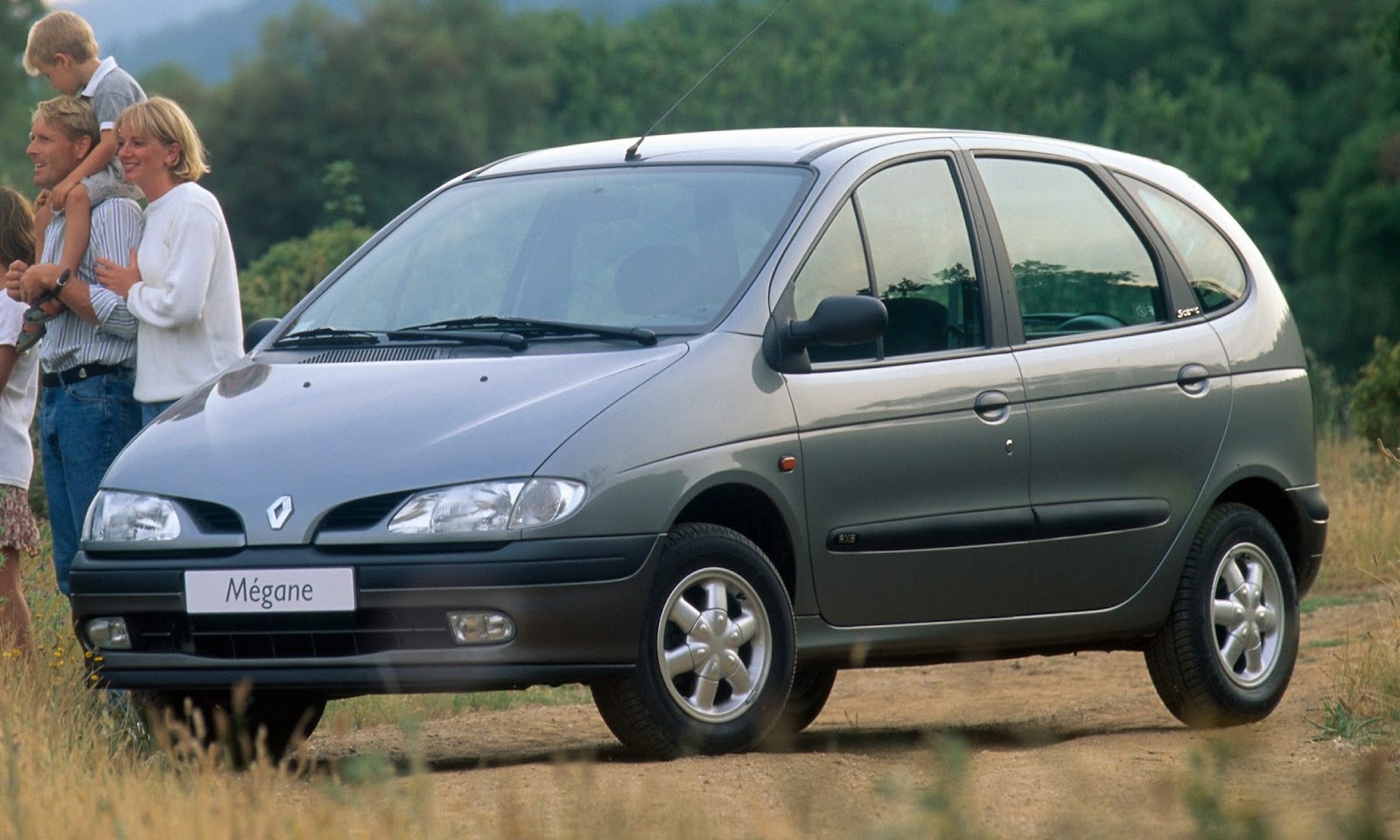 Renault Scénic completa 20 anos de carreira