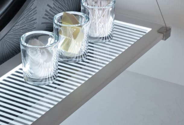 Marzua: Eluma: repisas de vidrio, con marco de aluminio y LED