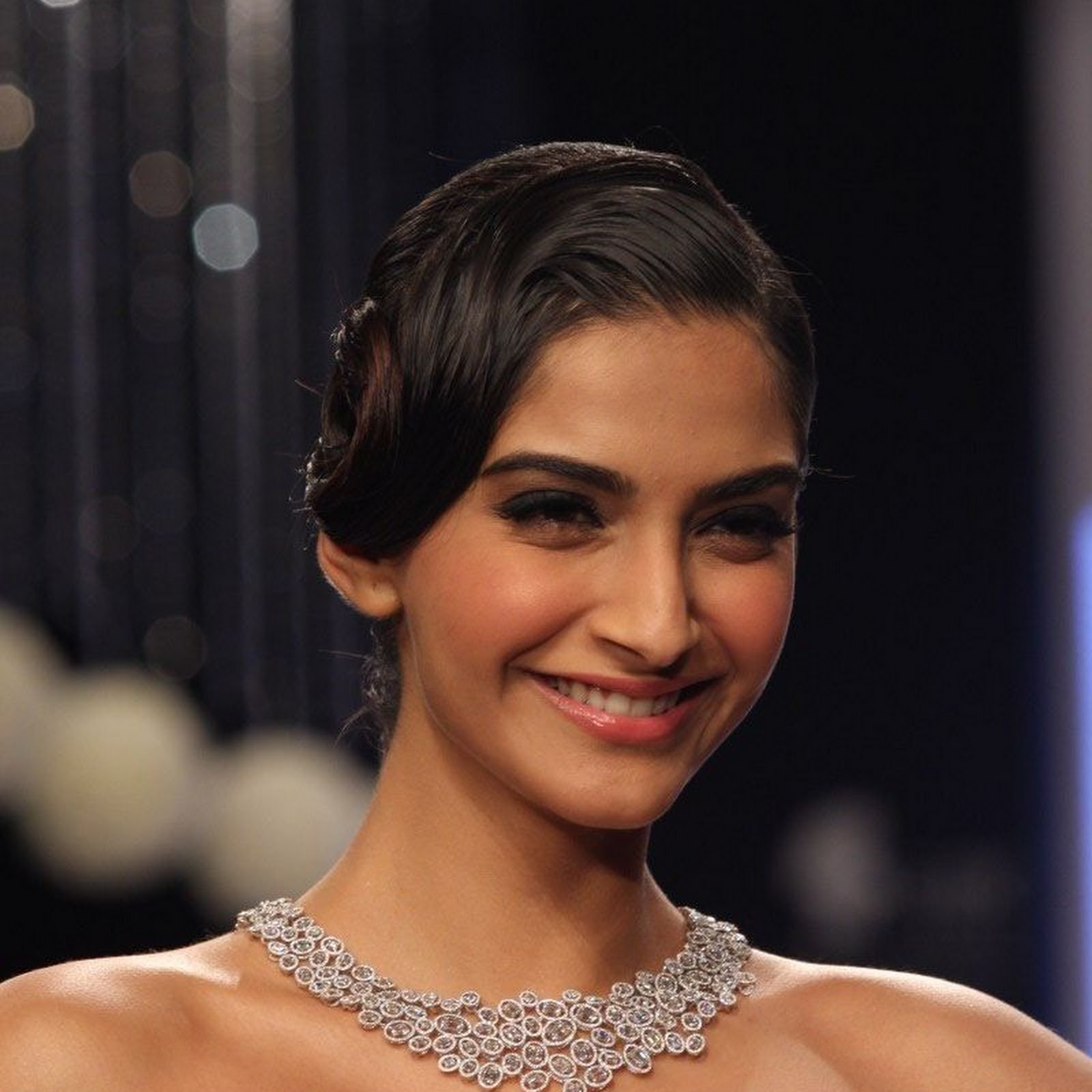 Sonam Kapoor Ramp Walk at India International Jewellery Week - Sareejem ...