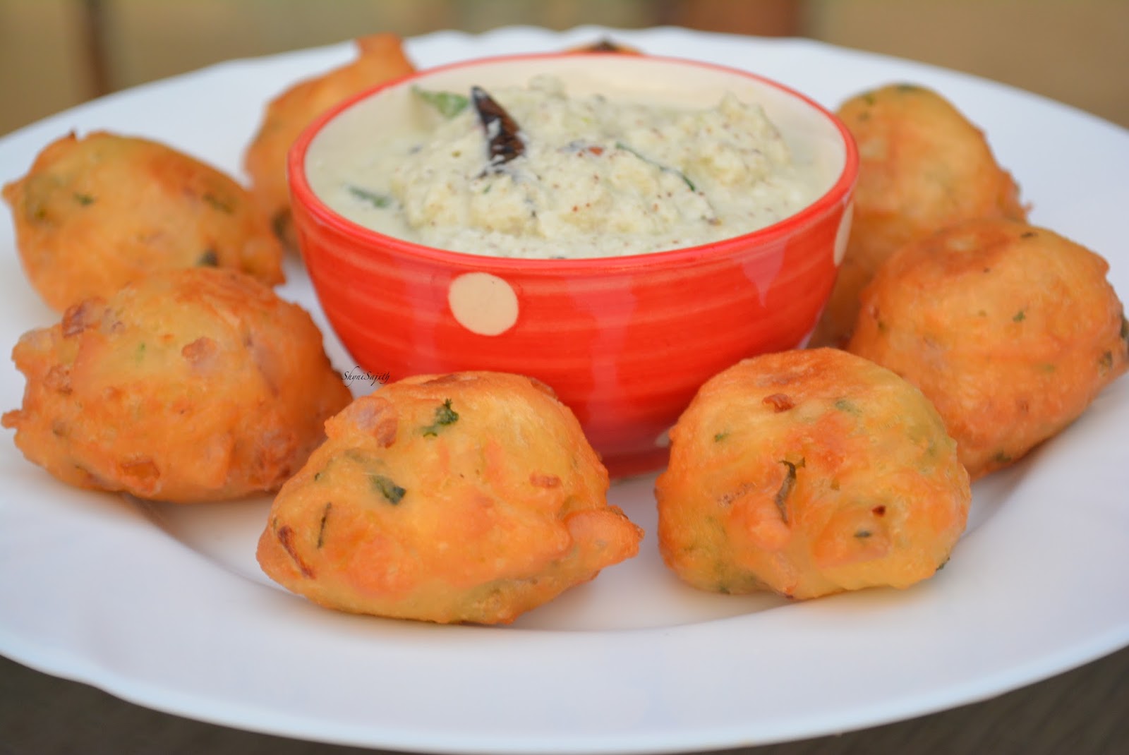 My Cooking Experiments.........: Goli Baje / Mangalore Bajji