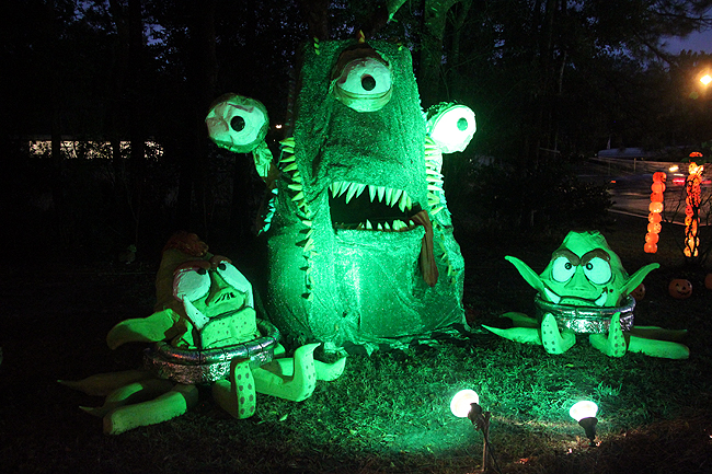 Giant Atomic Iron Giant Robot Halloween Decoration: My New Favorite ...