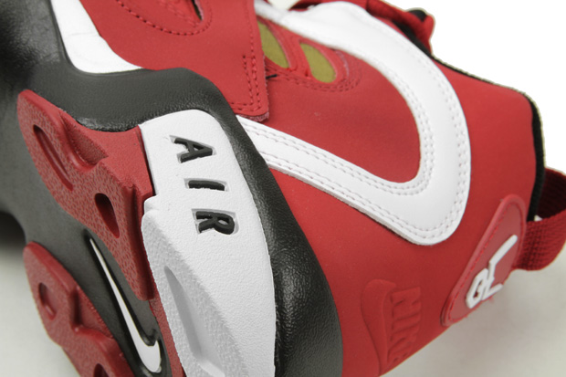 Sneakers Info: Nike Diamond Turf II Varsity Red/Mettalic Gold