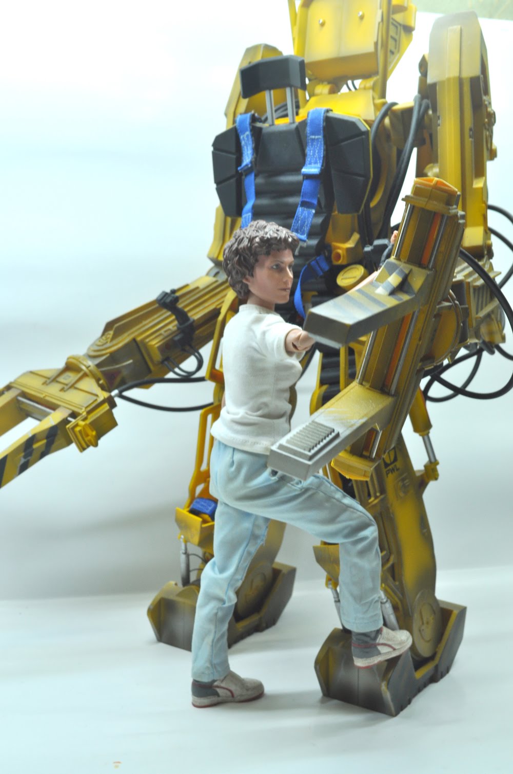 The coolest action figure ever created? 16in Starcraft 2 Jim Raynor in ...