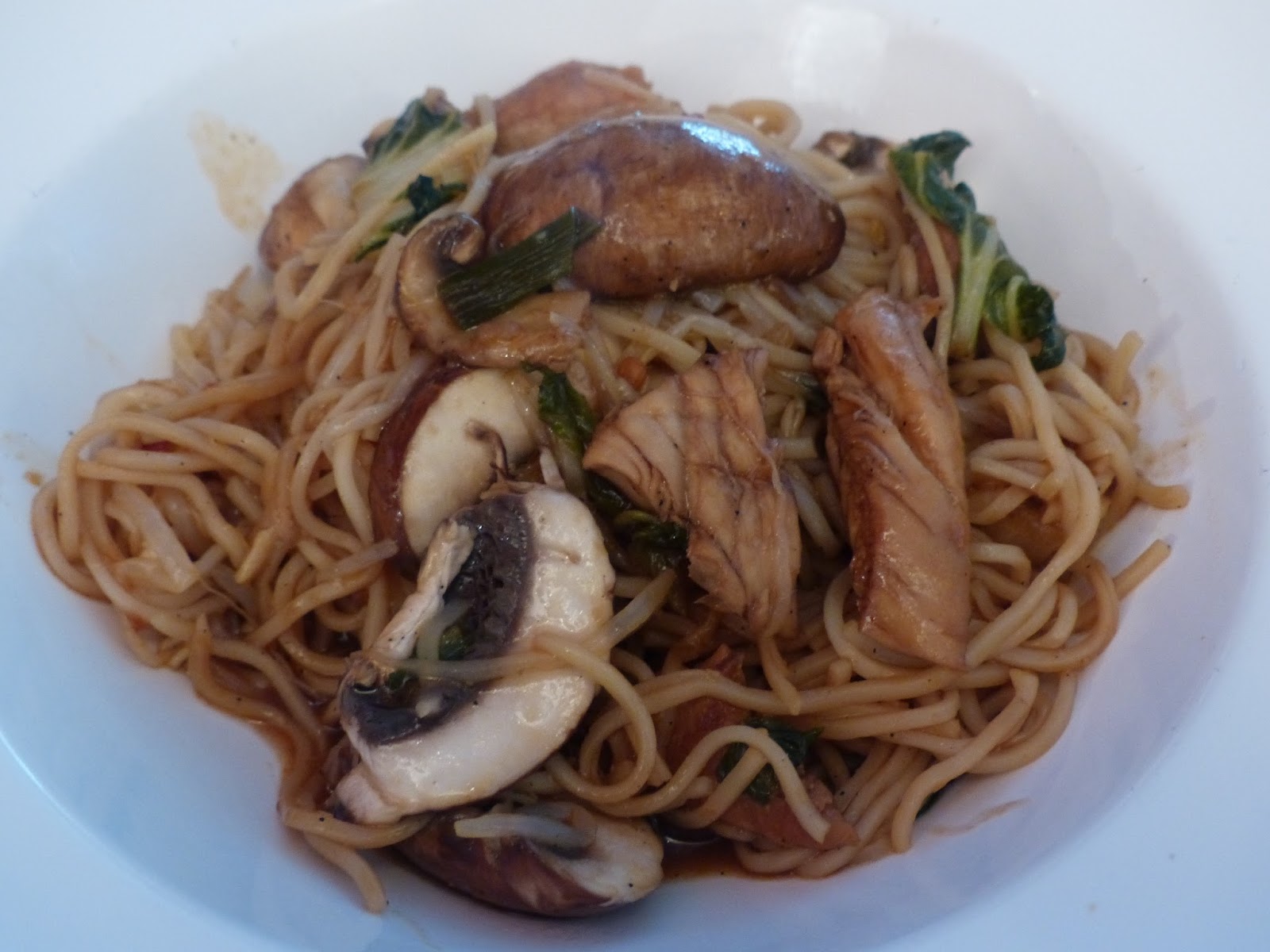 Gebratene Nudeln mit Pak Choi, Shiitakepilzen & Hähnchen — Verboten gut