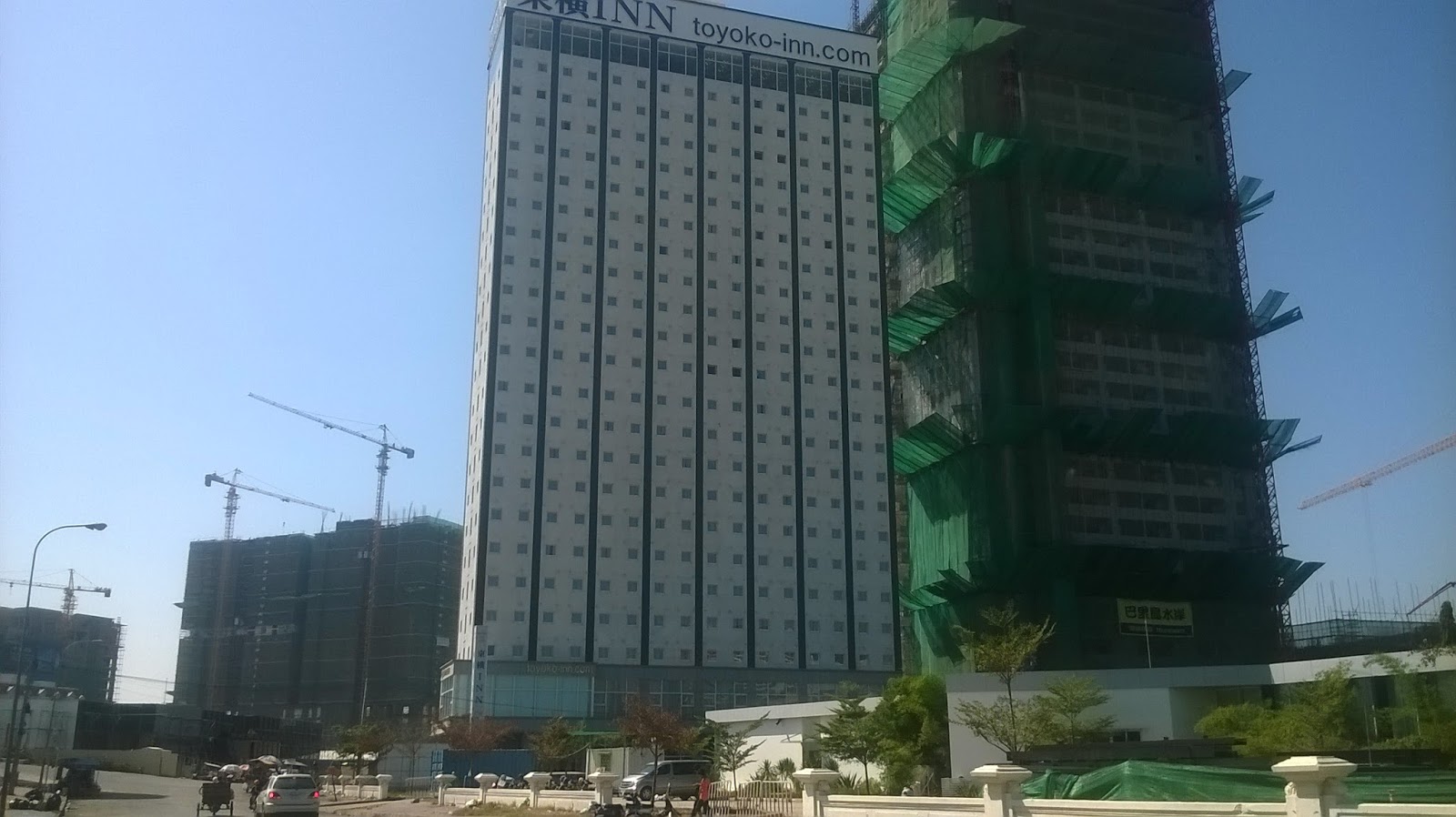 Phnom Penh Skyscraper: Tall twin 133-story building in central Phnom ...
