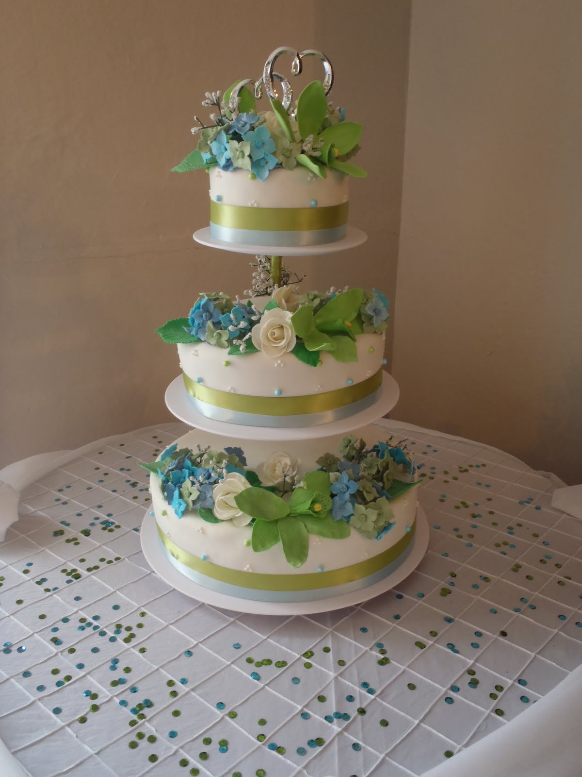 Love Dem Goodies: Floating Wedding Cake with Edible Flowers