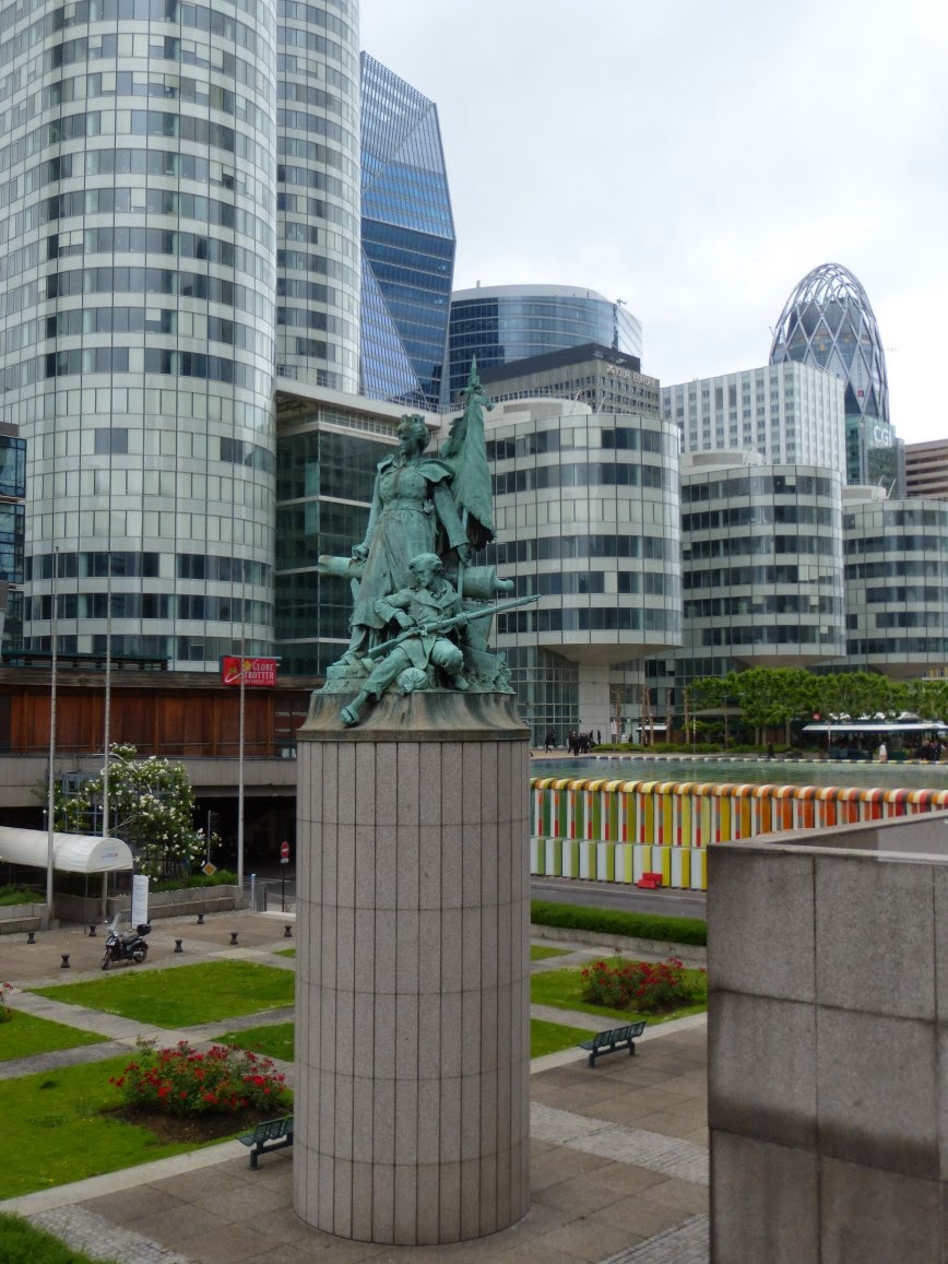 The Road Goes Ever On: La Défense, les sculptures