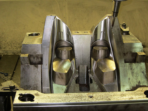 Centri di lavoro Breton MATRIX 800 e 1000 mentre lavorano stampi ...