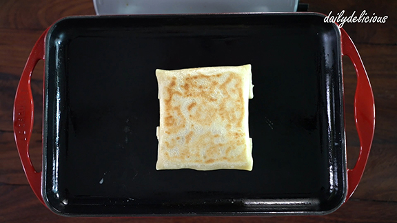 dailydelicious: Thai Banana Roti: Sweeten you day with sweet dessert!