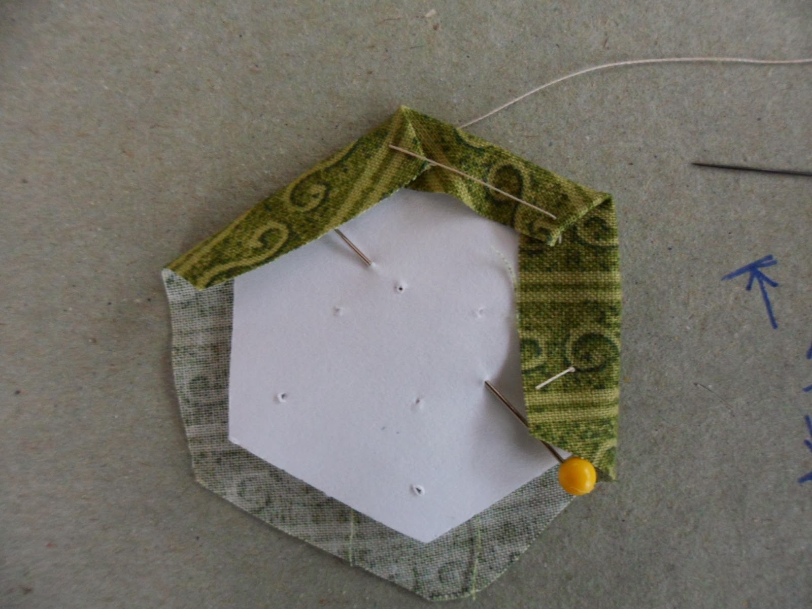 Northern Deb Quilts: TUTORIAL: How to make Hexagons using the English Paper Piecing Method... EPP