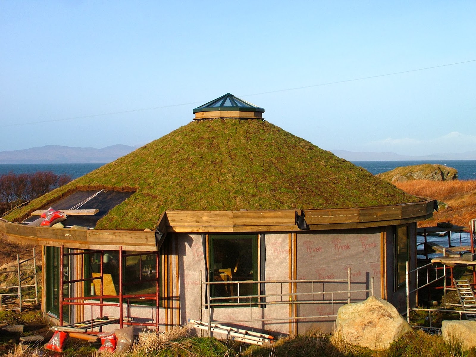 Ardailly Ecoroundhouses: More photographs of the turf roof