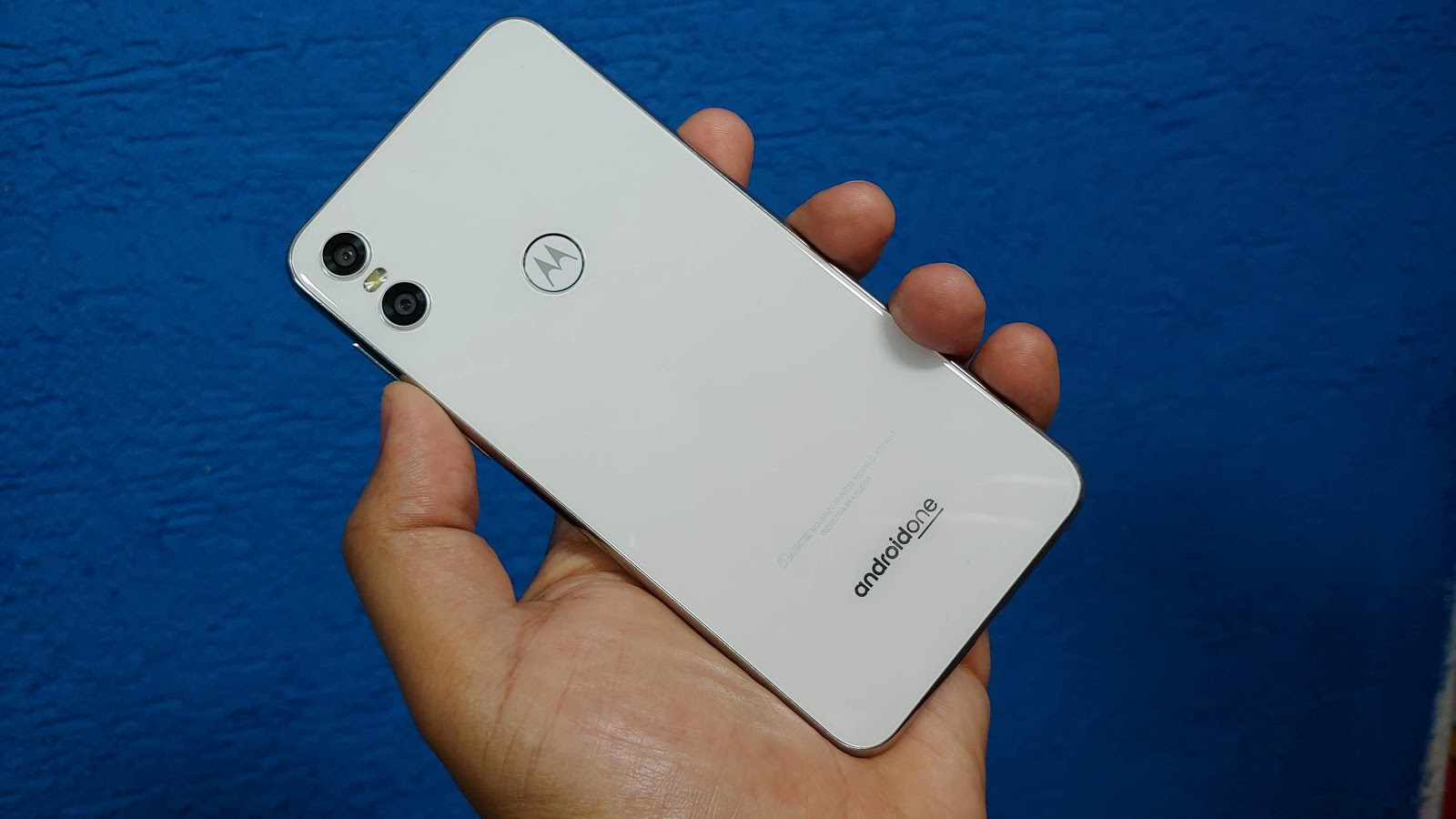 Moto One chega ao Brasil trazendo Android puro e visual de iPhone X ...