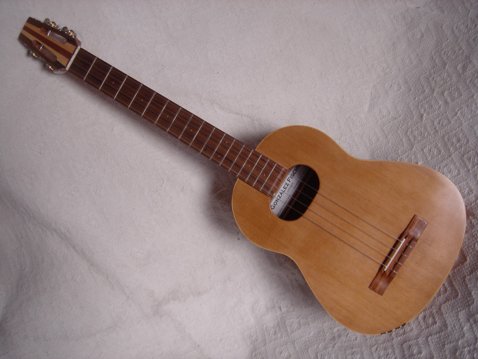 Gonzalez Fischer Guitarras: CUATRO VENEZOLANO