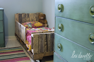 Upcycle Us: Bed made from upcycled pallets!