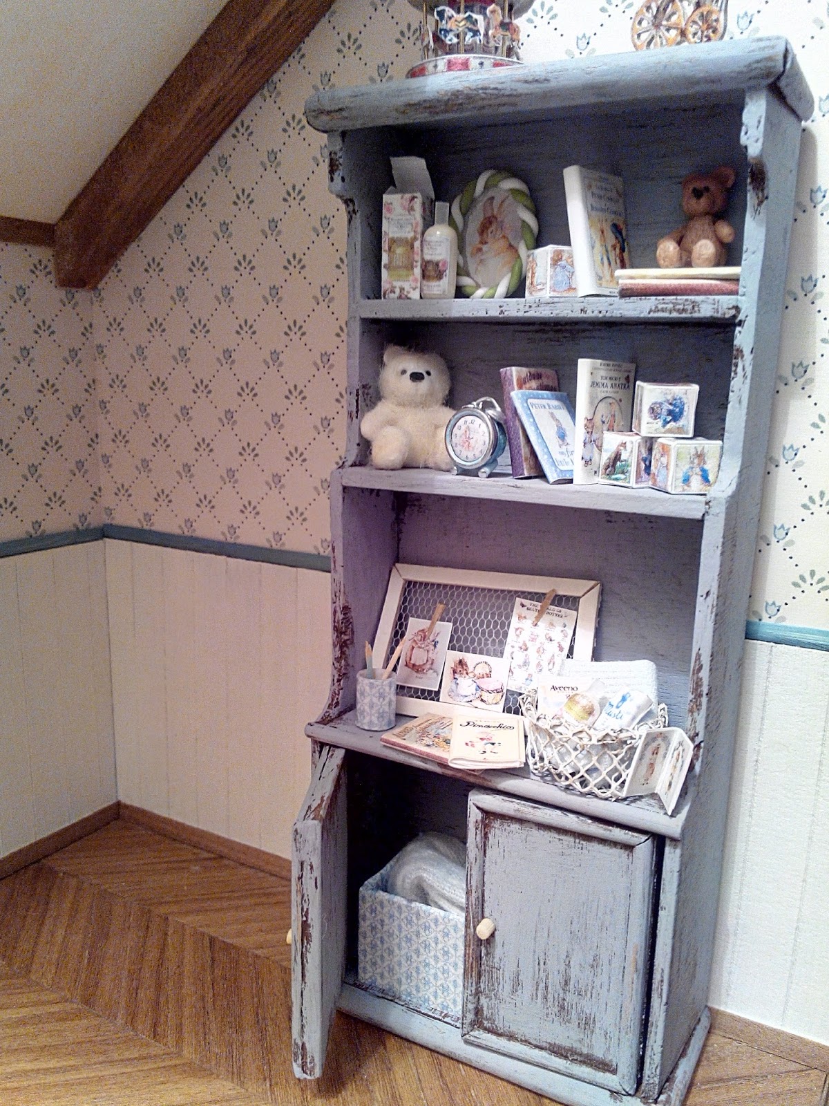 Le mini di Claudia ... Il mondo in scala 1:12: Lo scaffale azzurro