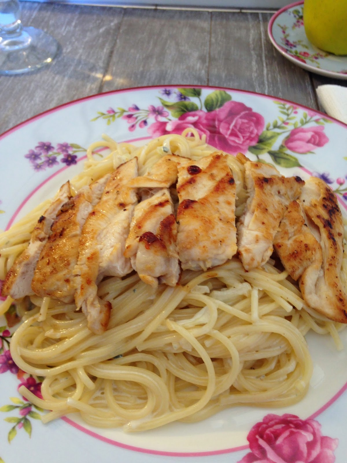 Busco LA receta : PASTA CON POLLO Y SALSA DE QUESO AZUL