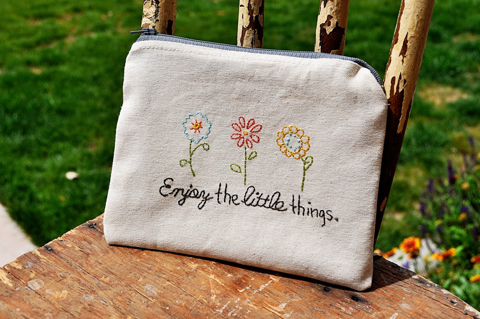 Fort Worth Fabric Studio: Embroidered Zipper Pouch {Free Pattern}