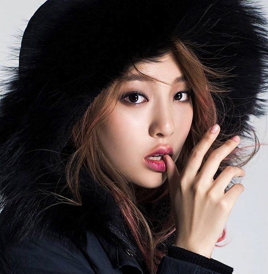 Hwang Shin Hye's daughter, model Lee Jin Yi signs with YG