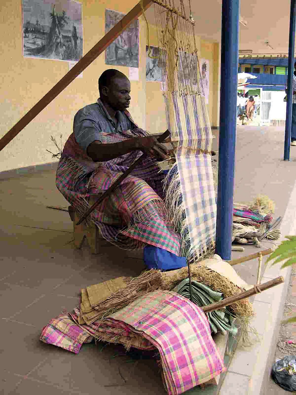 Encyclopédie de la mode gabonaise: Tissage de raphia dans le Haut ...