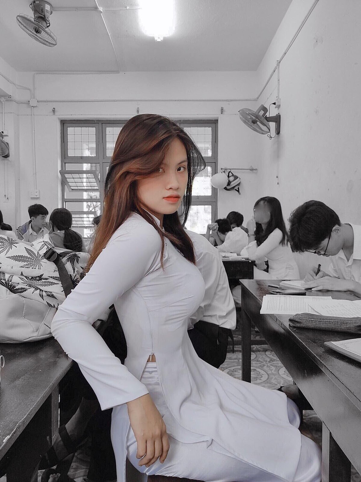 Linh Nhi - Em sẽ sống đời hoa dại,nở rất tươi chẳng phải để ai nhìn ...