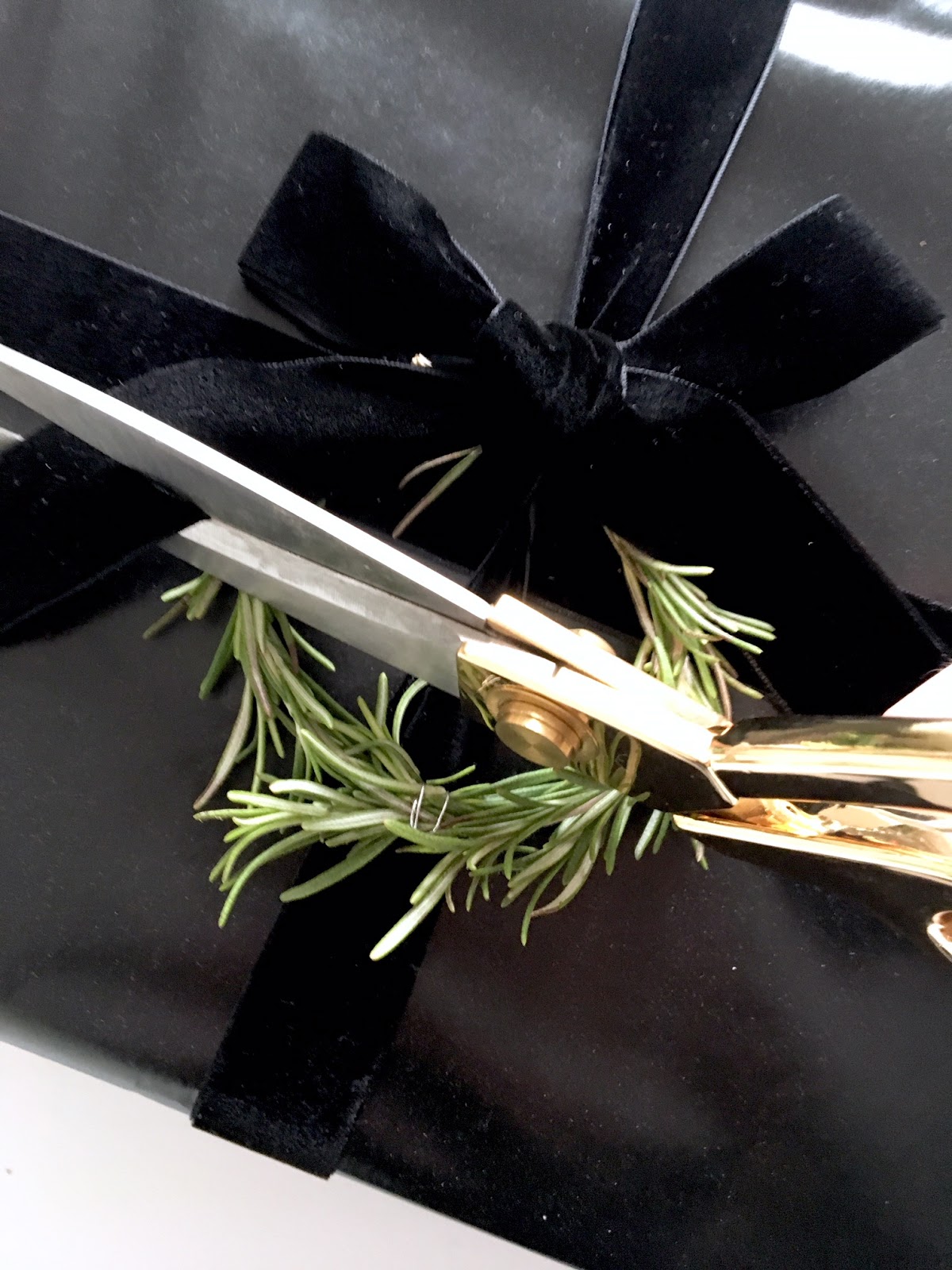 Gift Wrapping Ideas for Christmas: Black paper - Harlow & Thistle