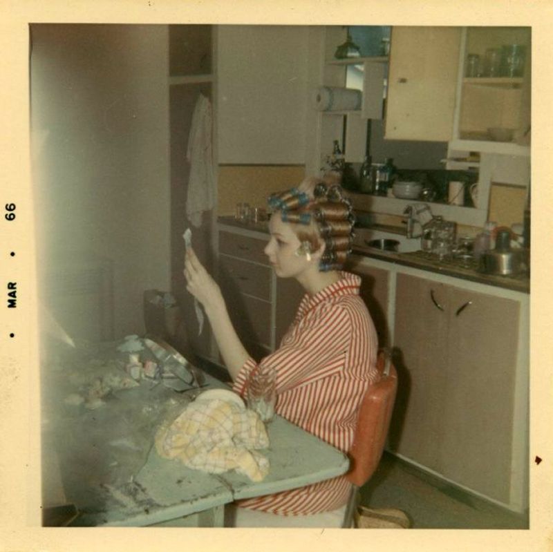 Color Snaps That Capture Daily Life of Teenage Girls in the Swinging ...