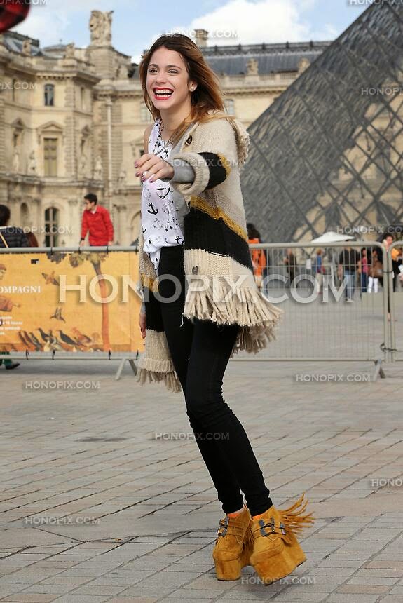 Tini Stoessel Oficial: Fotos en París....