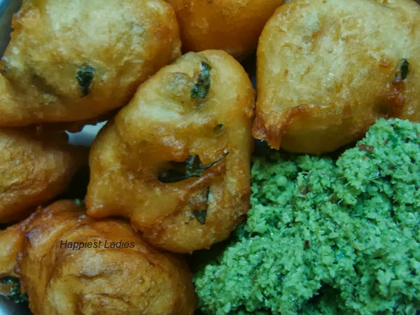 How to prepare Goli Baje/Mangalore Bajji - Happiest Ladies