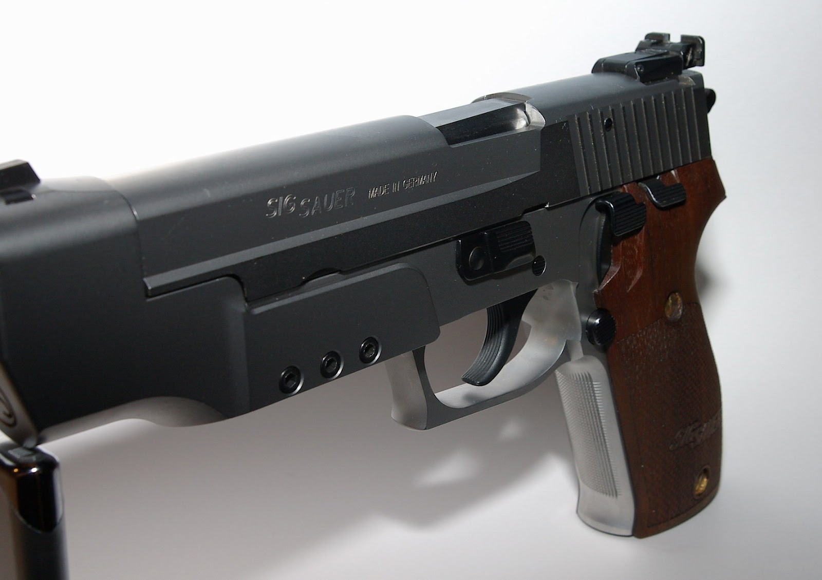Handguns: Sig Sauer P220 Sport .45 ACP Πιστόλι