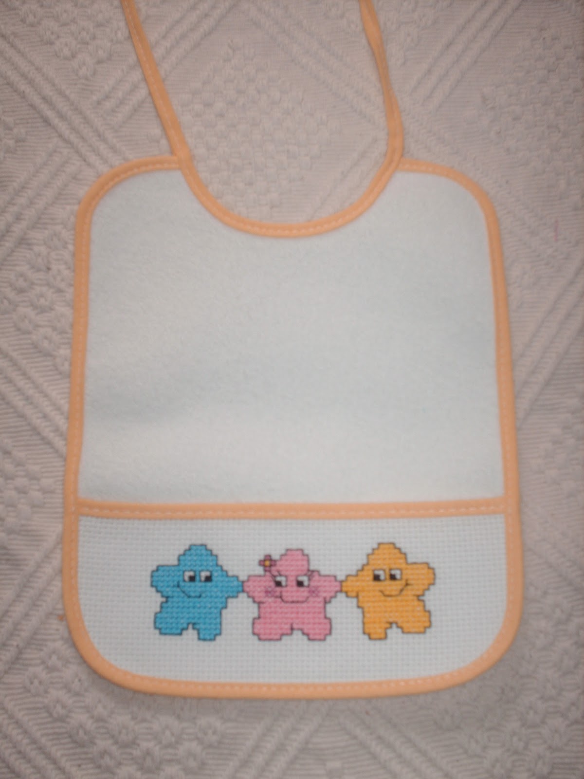 Ponto Cruz Divertido...: Babetes coloridos...