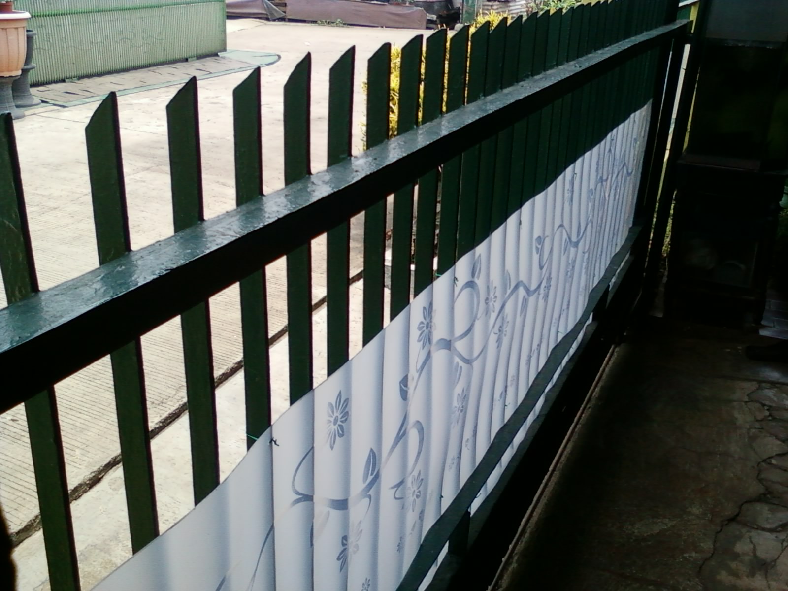 Cara Memasang Plastik Fiber Penutup Pagar - Delinewstv