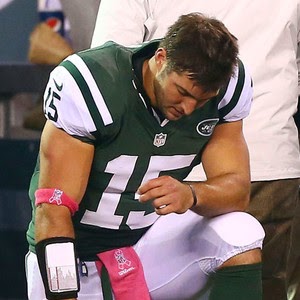 Tim Tebow Tebowing and Praying in the Ground | Sports Club Blog