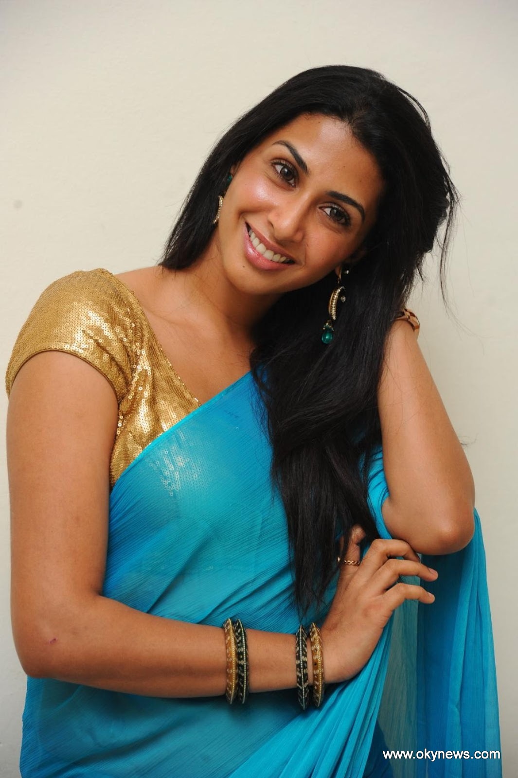 Beautiful Singer Gayatri Iyer looks ravishing in Saree | Bolly and Holly