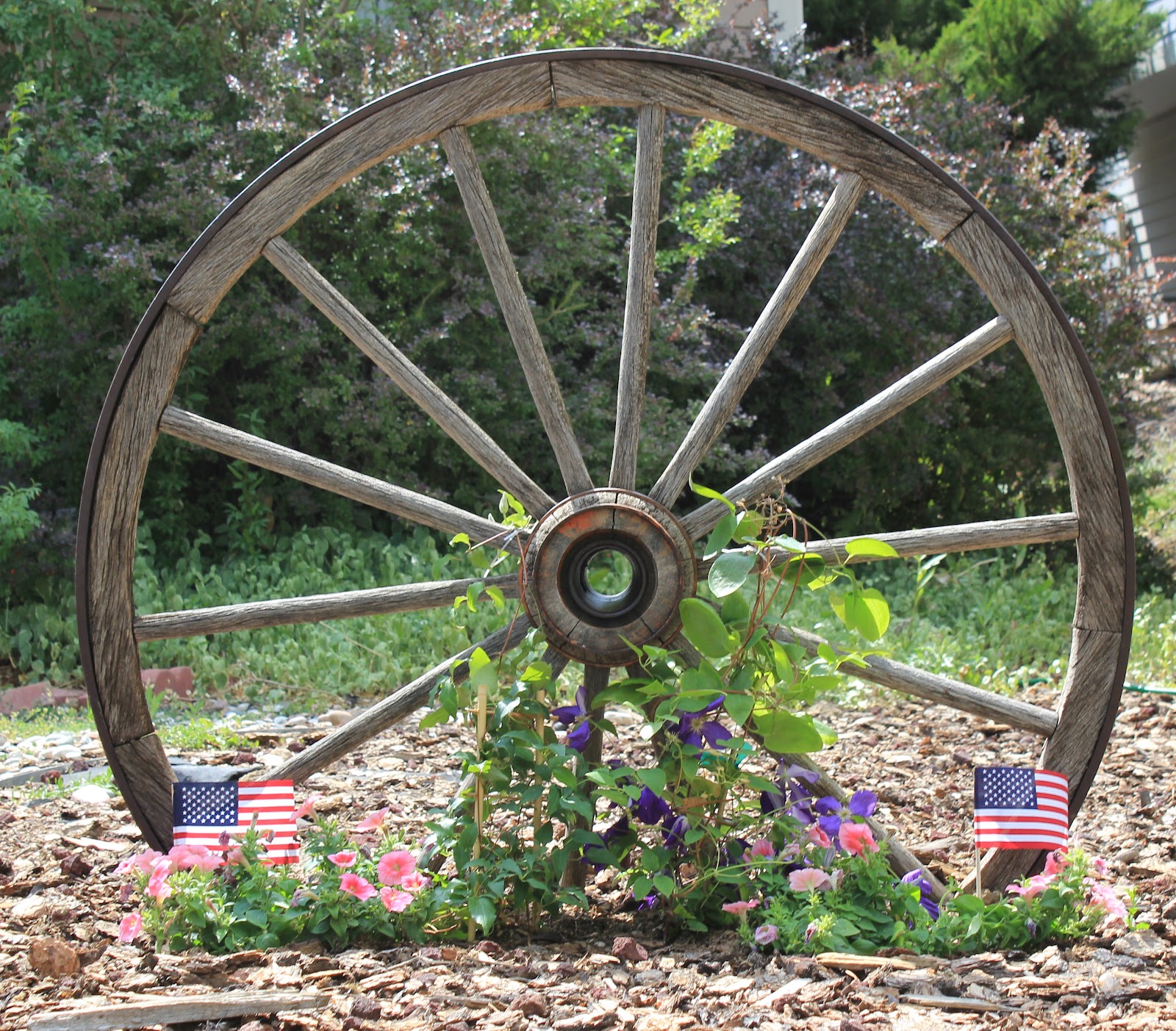 Cherry's Prairie Primitives: Happy July 4th!!! Wagon Wheel in the Yard!!!!