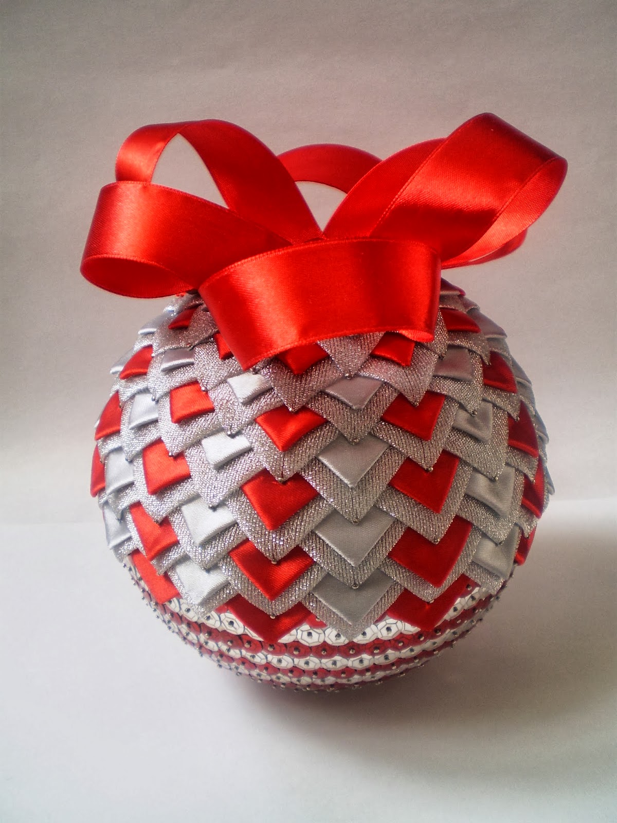 Fabryka niespodzianek...: Bombka ze wstążki