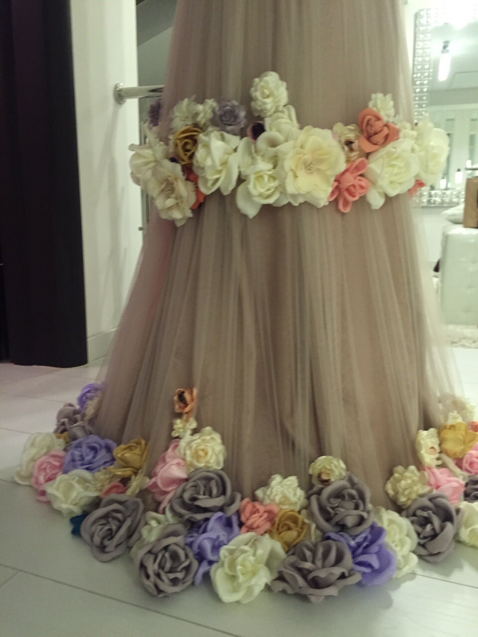 Flori handmade : Rochie cu flori handmade