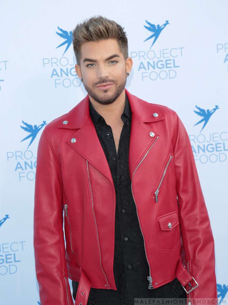 Adam Lambert y su Classic Leather Biker Jacket de Versace