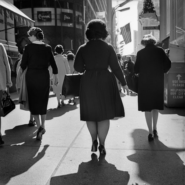 100 Stunning Vintage Photos That Capture Women From Behind Over the ...