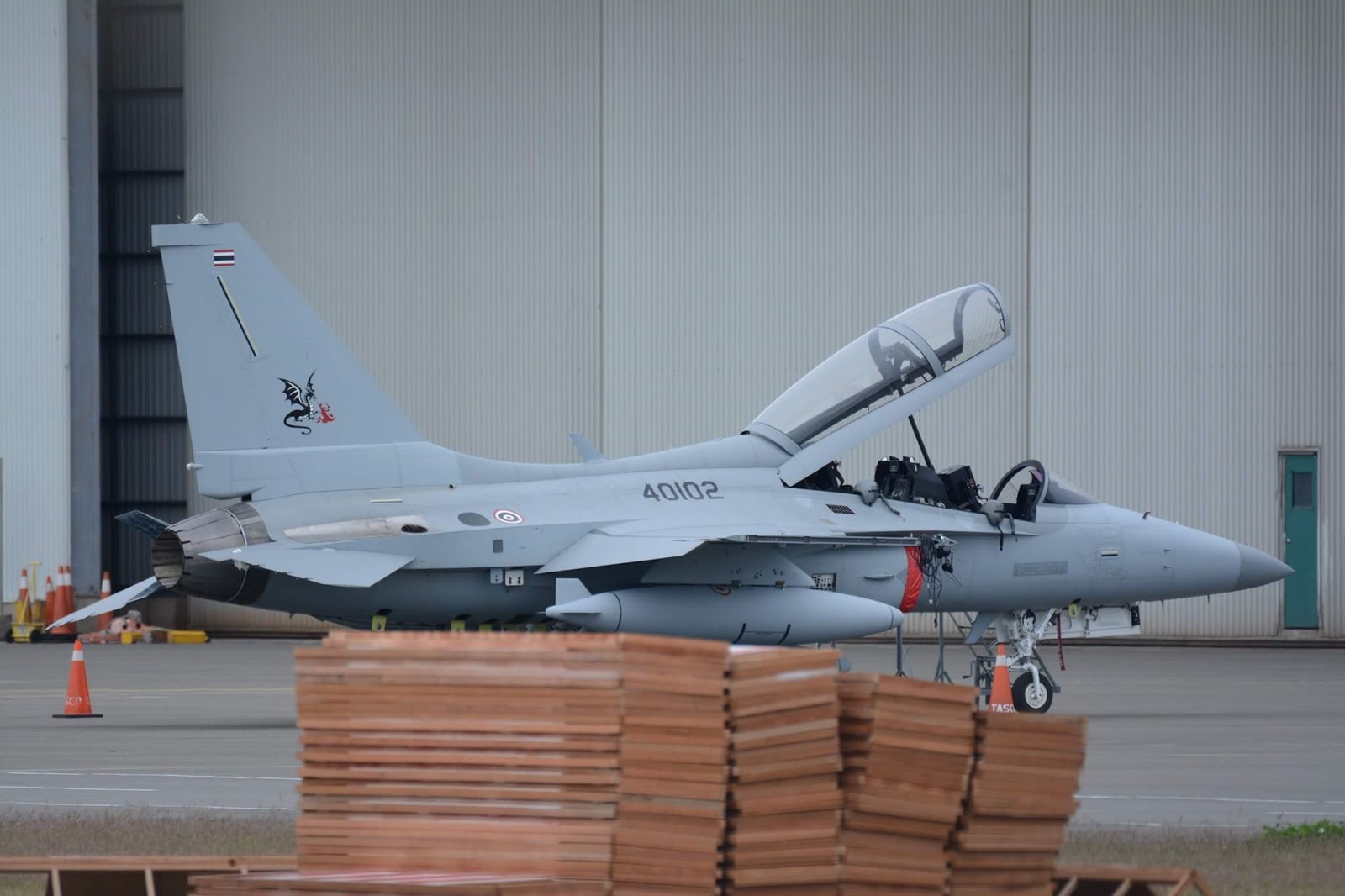 THAIDEFENSE-NEWS: ภาพ T-50TH ระหว่างเส้นทางบินนำส่ง..