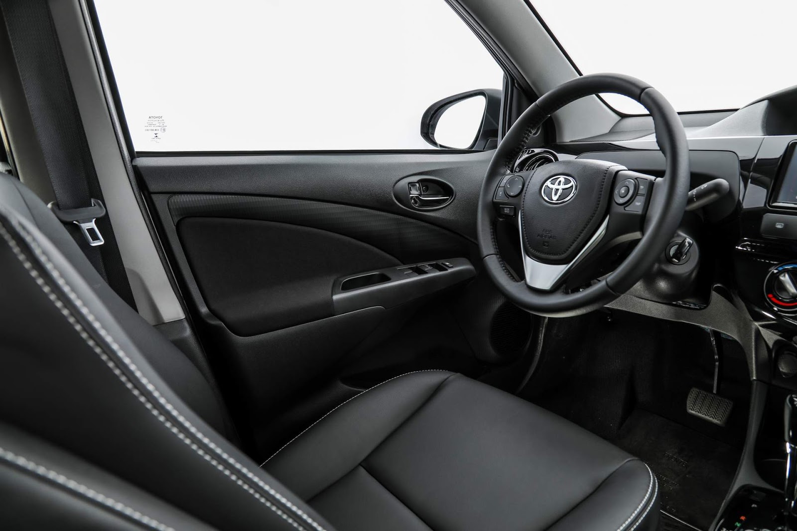 Toyota Etios Hatch e Sedã 2018: preço, fotos, consumo