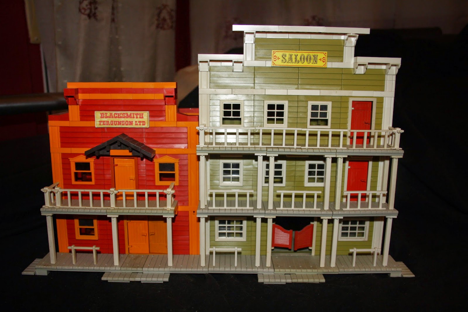 EXIN CASTILLOS & EXIN WEST: SALOON & BLACKSMITH ( Saloon y Armeria )