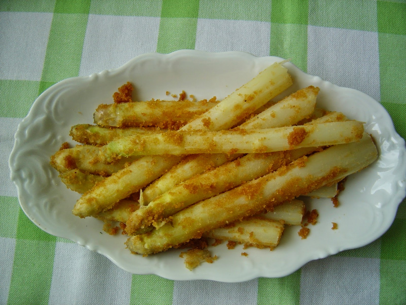 Szparagi w bułce tartej.