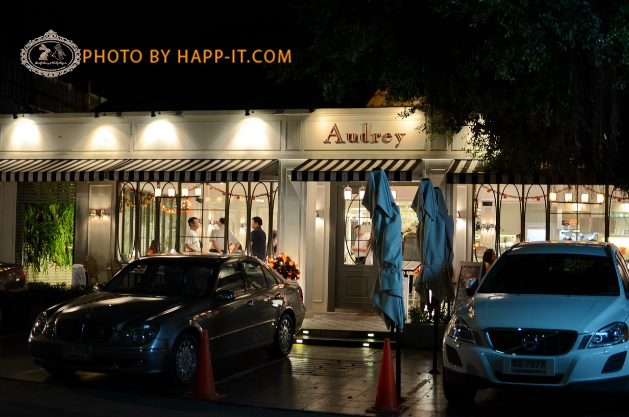 Deadly Bunny & Chubby Penguin: Audrey Cafe & Bistro @ Thonglor 11, Bangkok