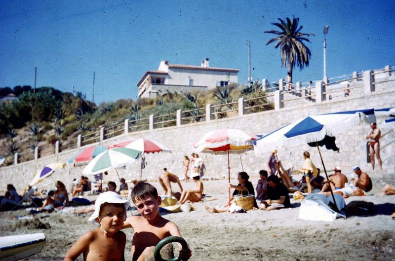 48 Color Snaps That Capture Everyday Life of France in the Late 1950s ...