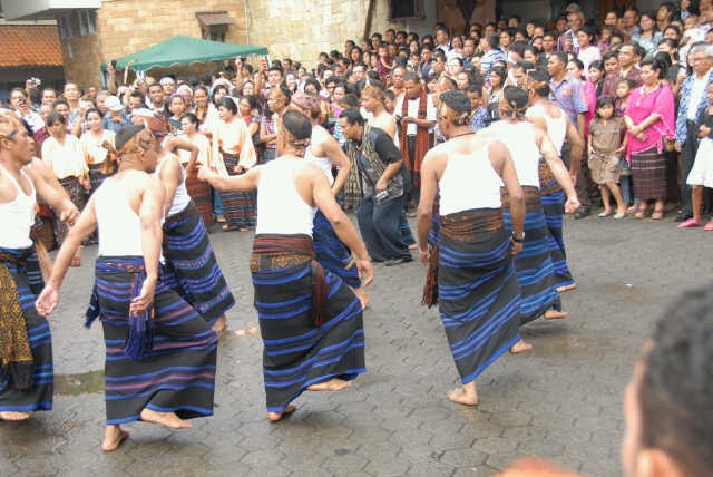 Jenis Tari Ende Lio dari Kabupaten Ende | Macam-Macam Tarian di Indonesia