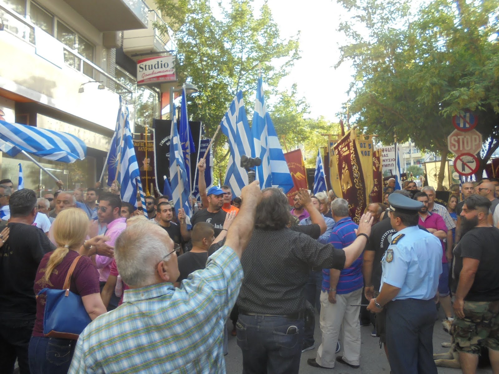 ΛΕΥΤΕΡΙΑ: ΟΛΟΣ Ο ΛΑΟΣ ΣΤΟ ΔΡΟΜΟ ΕΞΩ ΑΠΟ ΤΑ ΓΡΑΦΕΙΑ ΤΟΥ ΣΥΡΙΖΑ ΜΕ ...