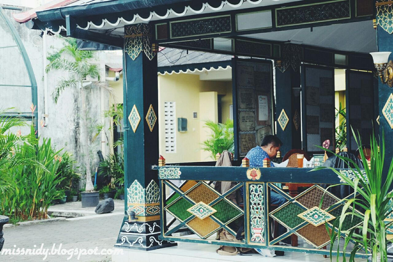 Makan ala Bangsawan di Bale Raos