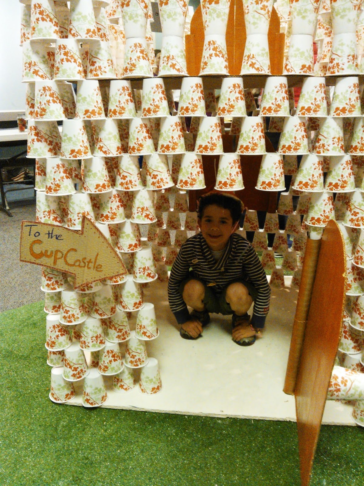 Santa Cruz MAH, A Museum of Participation: 600 paper cups built a castle!